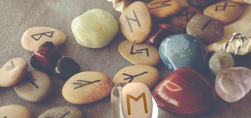 La rune Ehwaz : entraide, confiance et mouvement